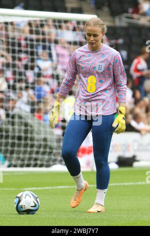 England goalkeeper Hannah Hampton and team-mates celebrate victory ...