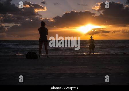 Miami, USA. 25th Oct, 2023. Sunrise over the Pacific Ocean from South ...