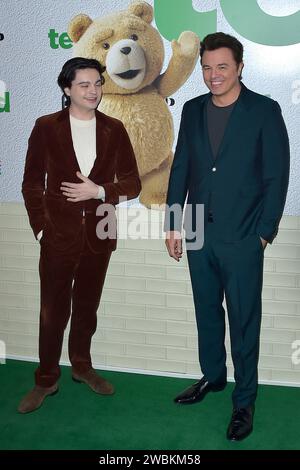 Max Burkholder und Seth MacFarlane bei der Premiere der Peacock Serie ...