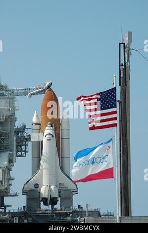 KENNEDY SPACE CENTER, FLA. - Flags are flying on Launch Pad 39B at NASA ...