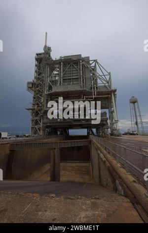 CAPE CANAVERAL, Fla. -- Workers prepare to load the payload shipping ...