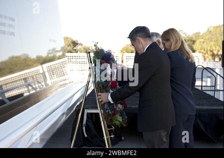 KENNEDY SPACE CENTER, FLA. - Roger Crouch (center), a payload ...