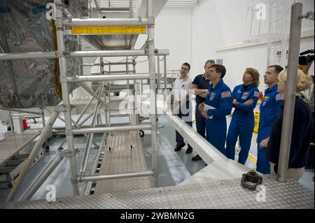 KENNEDY SPACE CENTER, FLA. - With a member of the Closeout Crew ...