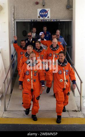 The STS-105 crew, including Commander Scott Horowitz and Expedition ...