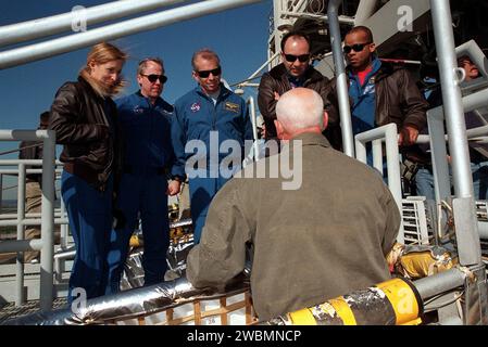 At the 195-foot level on the Fixed Service Structure, Launch Pad 39B ...