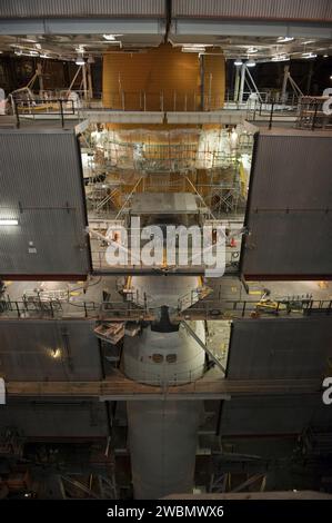 CAPE CANAVERAL, Fla. - Technicians complete the removal of main engine ...