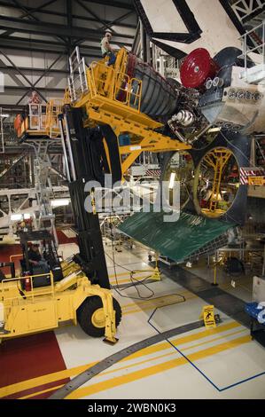 KENNEDY SPACE CENTER, FLA. - A forklift moves into place behind the Air ...