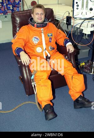 KENNEDY SPACE CENTER, Fla. -- Expedition 4 crew member Daniel W. Bursch ...