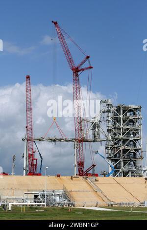 Cape Canaveral, Fla. -- Workers using a large crane remove the access ...