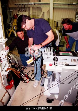 KENNEDY SPACE CENTER, FLA. - Jeff Huet, with United Space Alliance, is ...