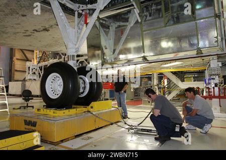 CAPE CANAVERAL, Fla. - Technicians complete the removal of main engine ...