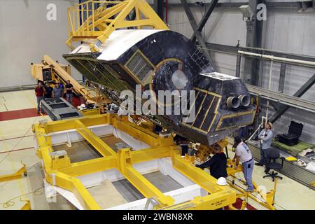 CAPE CANAVERAL, Fla. - Technicians complete the removal of main engine ...