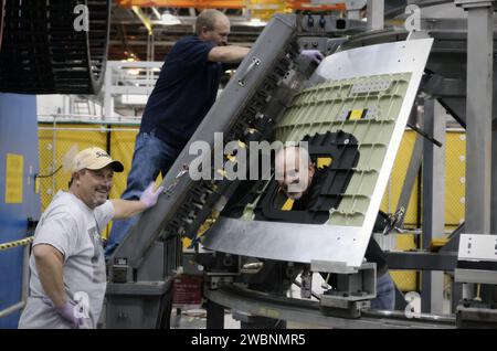 Technicians begin welding the Exploration Flight Test-1 (EFT-1) Orion ...