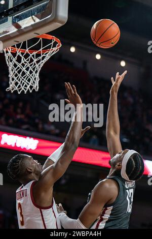Washington State forward Isaac Jones (13) drives while pressured by ...