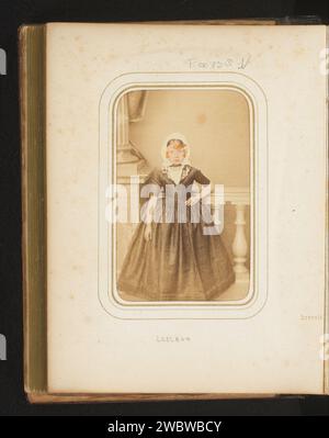 Portrait of a girl in Zeeland traditional Stock Photo - Alamy