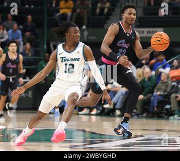Florida Atlantic guard Brandon Weatherspoon, right, looks to pass ...