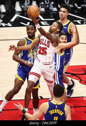 Chicago Bulls forward Dalen Terry (25) drives to the basket against ...