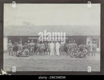 Group portrait of unknown KNIL soldiers of the first Brigade, Dutch ...