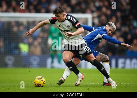 Enzo Fernández of Chelsea and Tom Cairney of Fulham during the Premier ...