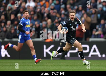 Glasgow Warriors' Kyle Rowe (right) attempts to get past pressure from ...