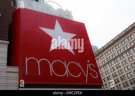 Facade with logo at Macy's Union Square department store, San Francisco ...