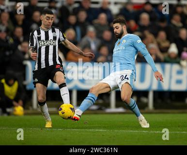Joško Gvardiol of Manchester City tackles Lutsharel Geertruida of ...
