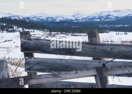 Weathered wooden gate in winter with mountain backdrop. Sierra Nevada ...