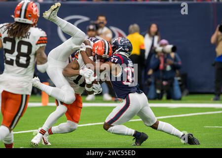 Cleveland Browns cornerback D'Angelo Ross (20) lines up against the Las ...