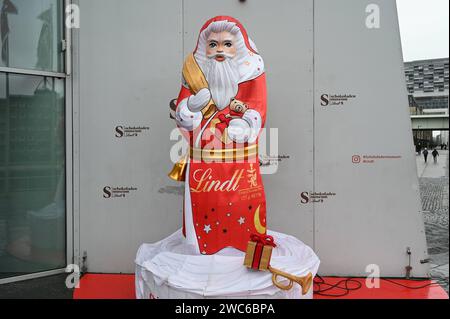 Ein grosser Lindt Schokoladen Weihnachtsmann steht am Eingang zum ...