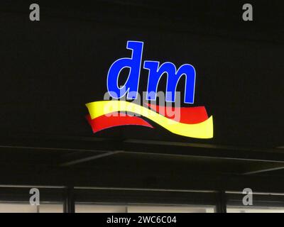 Logo, Schriftzug der Drogeriemarktkette dm an einer Filiale, ist der ...