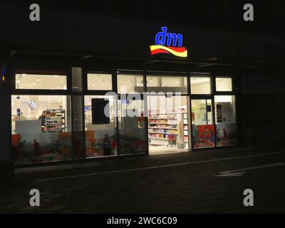 Logo, Schriftzug der Drogeriemarktkette dm an einer Filiale, ist der ...