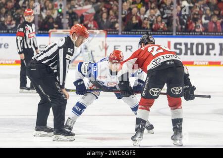 Kyle Platzer (Schwenninger Wild Wings, #88) spielt den Puck. GER ...
