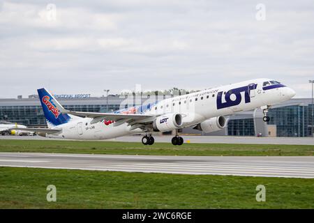 LOT Polish Airlines Embraer E195 wearing "Warmia Mazury" livery taking ...