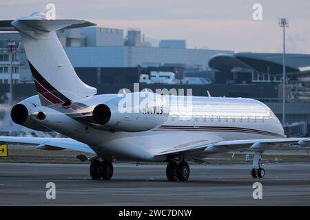 Ein Learjet vom Typ Bombardier Challenger 350 mit der Registrierung 9H ...
