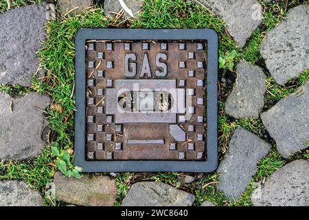 Cover for a gas pipe shaft, with a slide valve to turn the pipe closed ...