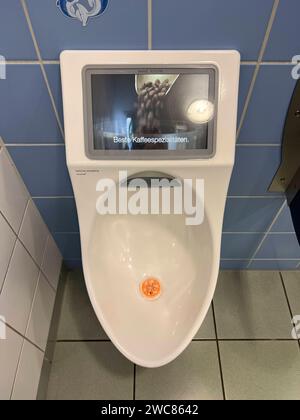 Toilette in einer Raststätte, an einer Autobahn, Herrenklo, Pissoir mit ...