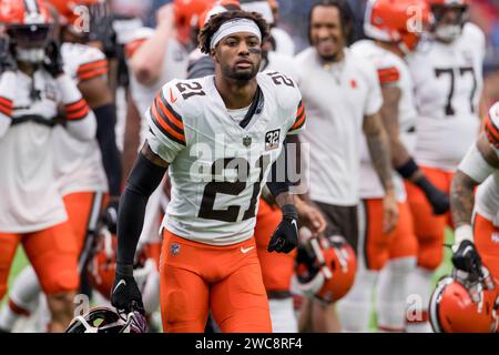 Cleveland Browns cornerback Denzel Ward (21) lines up for a play during ...