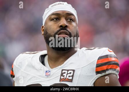 Cleveland Browns defensive tackle Shelby Harris (93) warms up prior to ...