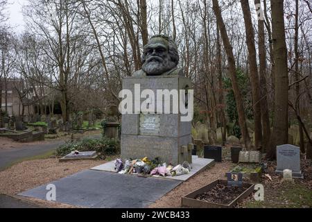 Karl Marx gravestone at Highgate Cemetery, North London graveyard ...