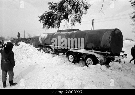 German Army Armored Recovery Vehicle ARV Bergeleo Snow Disaster 78 / 79 ...