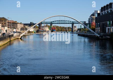 The river Boyne, as it crosses the centre of Drogheda, Ireland Stock ...