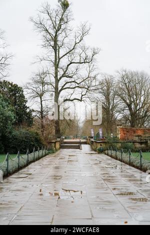Dark and vibrant alleys of Oxford, UK love for rock Stock Photo - Alamy