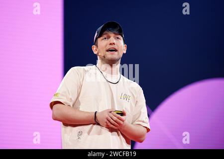 Youtuber Rezo bei seinem Vortrag Exposed: Wie Influencer ihre ...