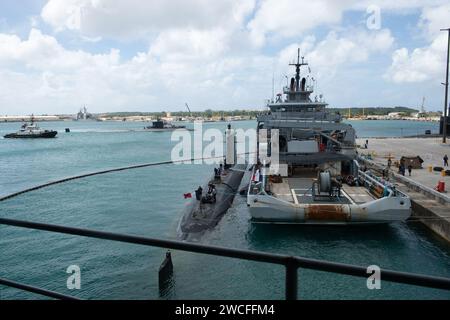 The French Navy Rubis-class nuclear powered submarine FS Emeraude off ...