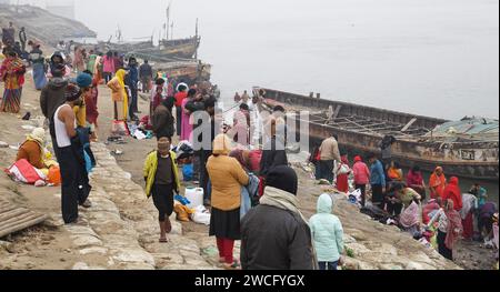 PATNA, INDIA - JANUARY 15: Devotees worshiping at the bank of Ganga ...