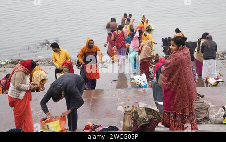 PATNA, INDIA - JANUARY 15: Devotees worshiping at the bank of Ganga ...
