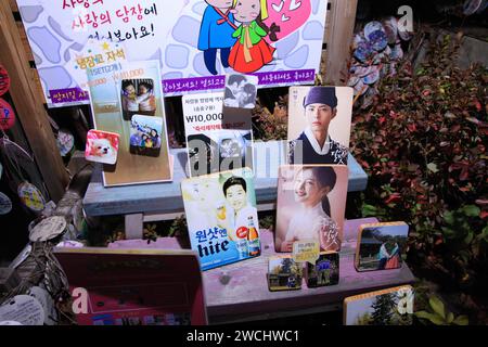 Insadong Street in downtown Seoul, South Korea with shops, street food ...