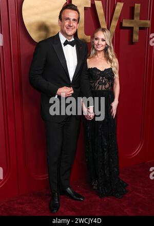 (L-R) Kayla Radomski and Jason Segel arrive for the 77th annual ...