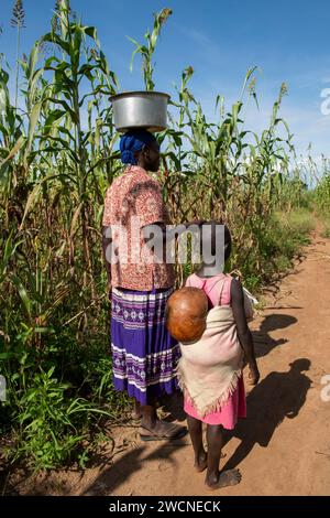 Uganda, Kitgum District. A mother carries a pot on her head. Editorial ...