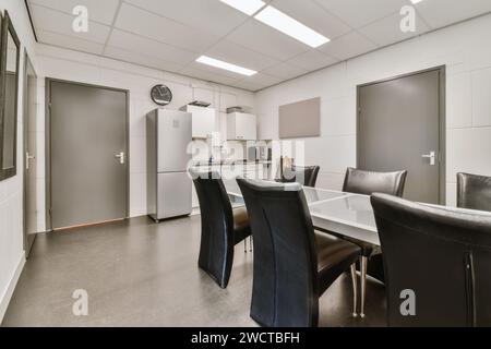 office interior kitchen staff room Stock Photo - Alamy